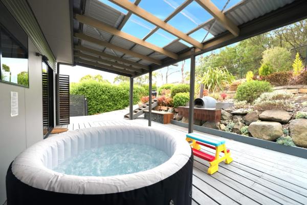 Scenic Risdon Retreat Near Hobart Cbd & Deck Views Family Friendly Stay - Hobart