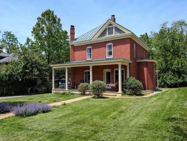 Enchanting River Victorian Vacation Home Near The Mountains Of Harpers Ferry West Virginia - Lovettsville, VA