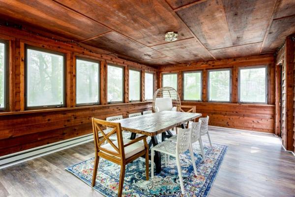 Spacious Cabin Retreat With Hot Tub, Fire Pit, Large Deck And Access To Community Pool And Other Amenities At This Berekely Springs, Wv Getaway - Berkeley Springs, WV
