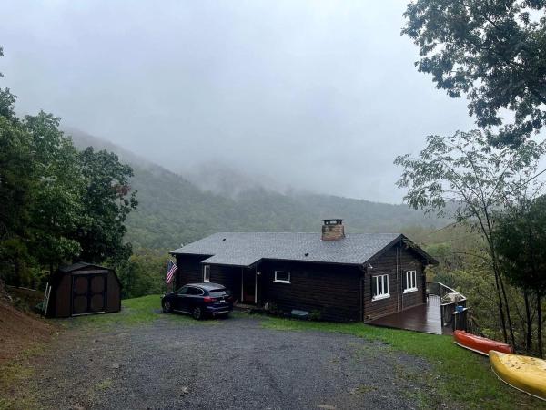 Secluded, Solar Powered Log Cabin On The Great Cacapon River, Perfect For Large Group Getaways To The West Virginia Wilderness - Berkeley Springs, WV