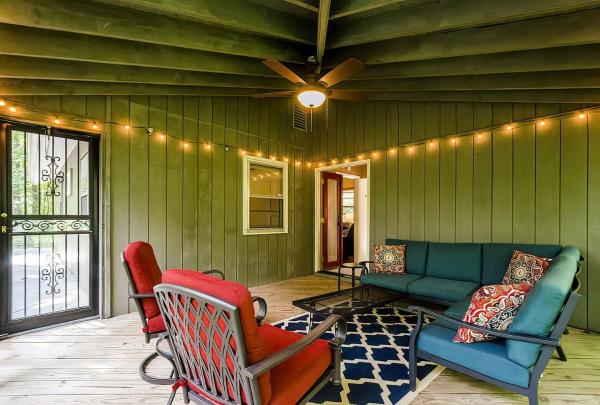 Cozy Colorful Cabin With Hot Tub And Screened-in Porch Close To Many Local Favorites In Berkeley Springs, Wv - Berkeley Springs, WV