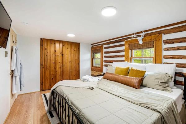 Modernized Log Cabin With Hot Tub, Fire Pit And Amazing Views Just Minutes From The Cacapon Mountains In Berkeley Springs, Wv - Berkeley Springs, WV