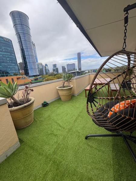 City-view Apartment, Pool, Gym, Tennis, Parking - Claremont