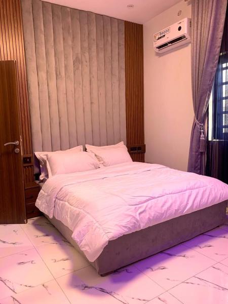 Ehi-mega Luxury Hotel And Apartment - Abuja