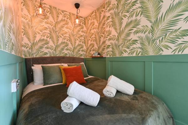New-cosy Studio-parking-ideal For Couples-by Fabaccommodation - Barry