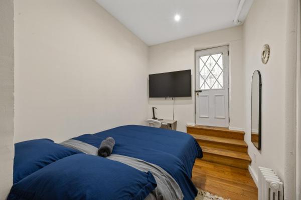 Steps From Times Square - Cozy Room - Shared Bath - New York City