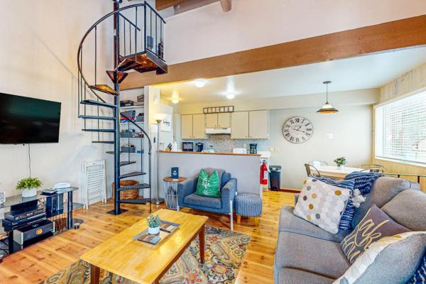 Family-friendly Condo With Pool Tennis Deck & Walk To Beach Access - North Lake Tahoe, CA