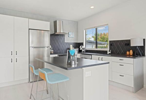 Stylish Coastal Home With Panoramic Views And Private Balcony - Auckland