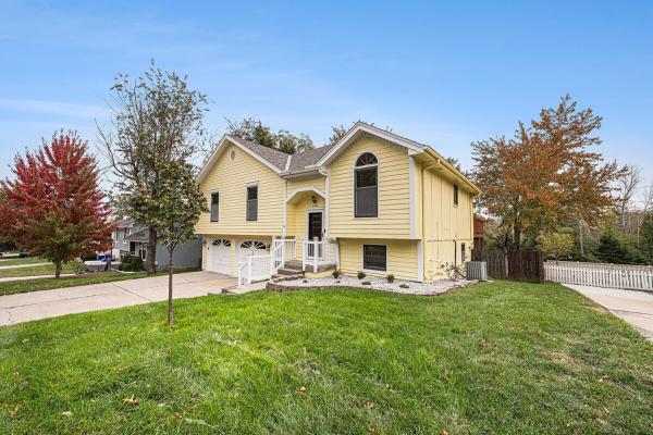 Beautiful 4-bed, 3-bath Lees Summit Cottage - Lee's Summit, MO