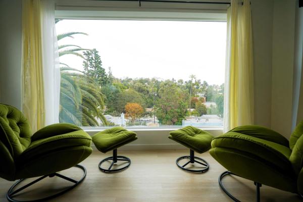 Amazing Apartment With Hollywood Hills View - Los Angeles, CA