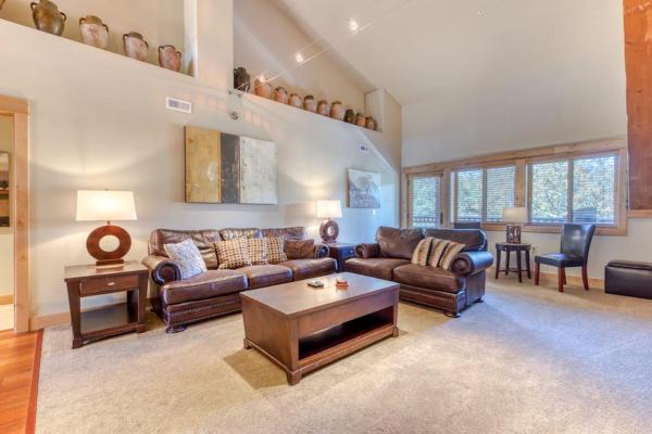 Penthouse Condo In Great Location With Shared Sauna Hot Tub & Pool & Ski Access - 加文門特營