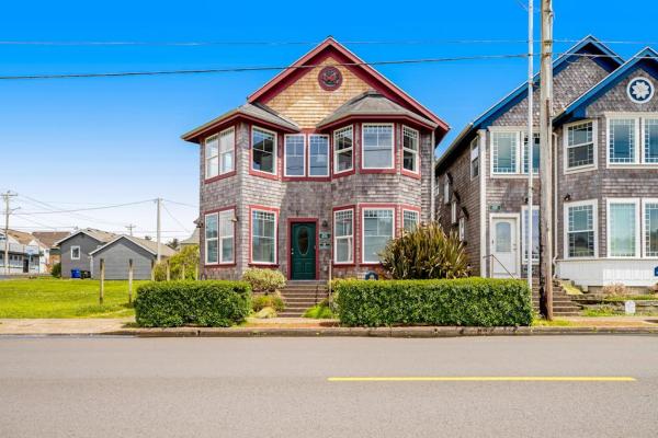 Side-by-side Ocean View Homes With Enclosed Yard & Hot Tubs - 1 Block To Beach - Newport, OR