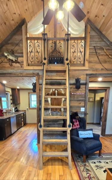 Couples Getaway Cabin With A Loft Bed - Firepit - Creek Access - Suches, GA