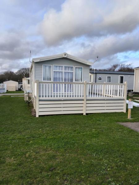 Stunning Caravan With Decking At Solent Breeze In Hampshire Ref 38088sb - Fareham