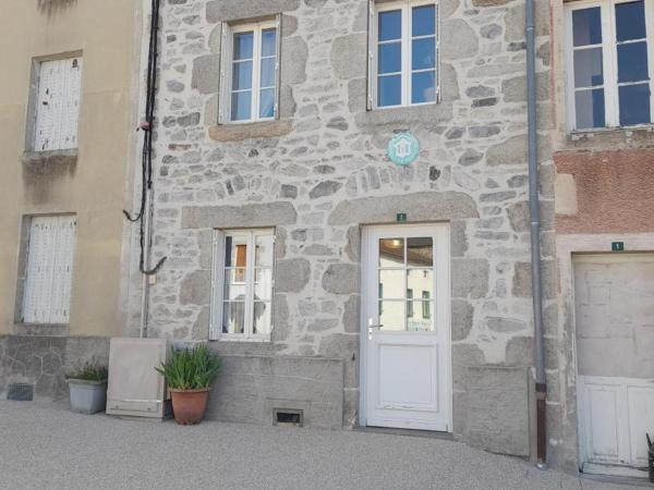 Maison En Pierres Rénovée Avec Patio à Ferrières-sur-sichon - Auvergne