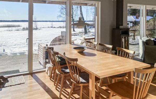 Beach Front Home In Kristinehamn With Wifi - Kristinehamn