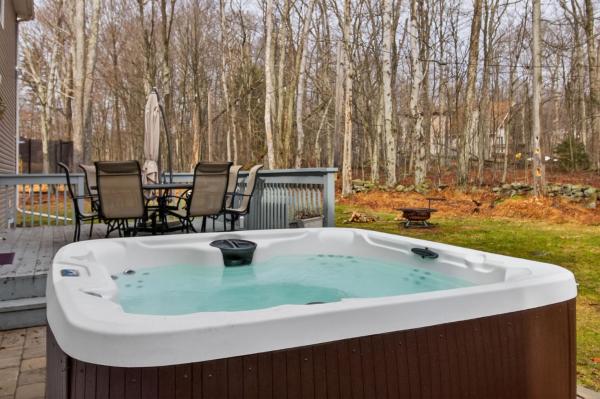 Family Alpine Retreat Hot Tub Sauna - Mount Pocono, PA