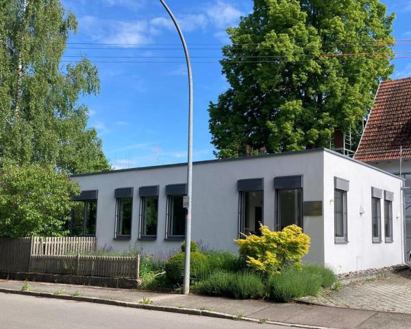 Kubisches Freistehendes Ferienhaus Mit Blick Auf Einen Weiher - Feuchtwangen
