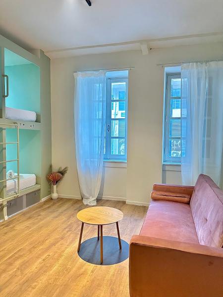 Pink Pineapple - Athen