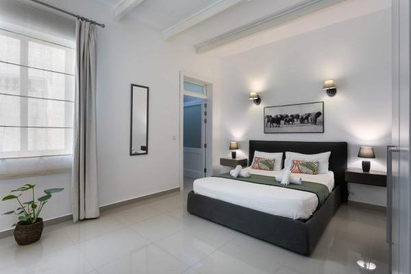 Four Bedroom Typical Maltese Townhouse - One Minute Away From The Seafront - Malta