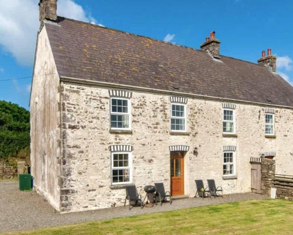 Charming Coastal Farmhouse With Sea Views & Garden - Pembrokeshire