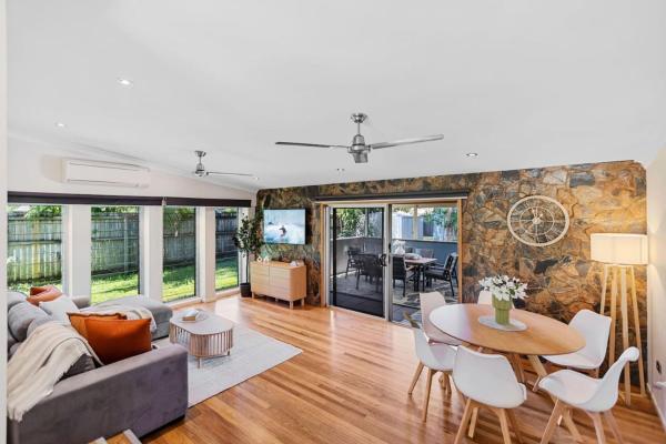 Tropical 3-bedroom Retreat Steps To The Beach - Cairns