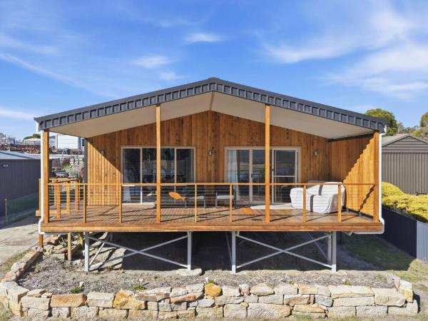 Tranquil Escape By The Water - Triabunna