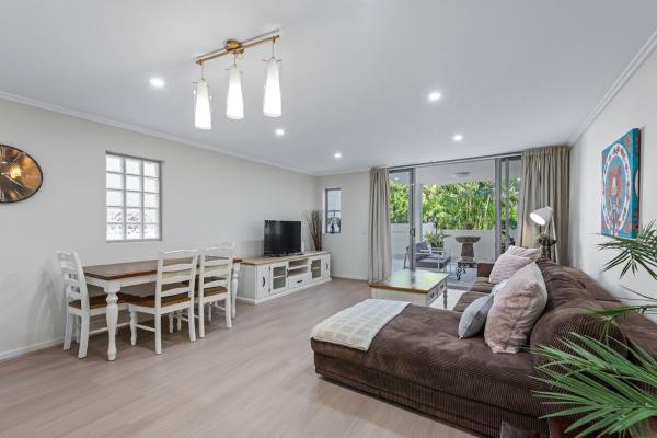 Spacious Comfortable Unit With Free Parking & Pool - Brisbane