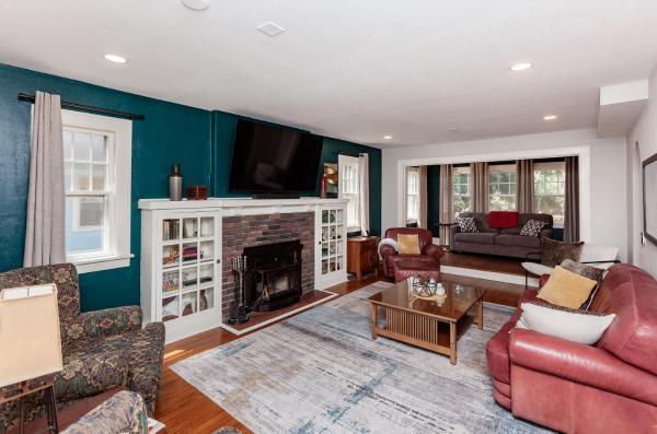 Charming 3br Modern Retreat - Ames, IA