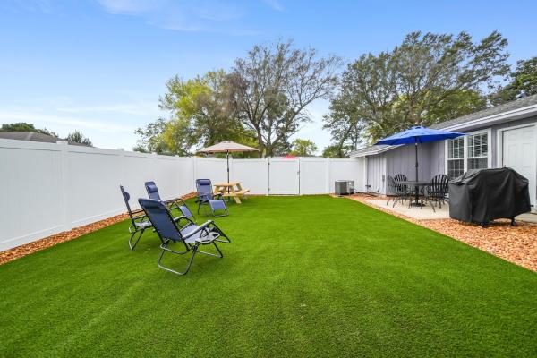 Full-turf Private Yard, King Bed, Sleeps 8, Dogs Stay Free, 8 Mi To Pensacola Beach, In-unit Washer And Dryer - Pensacola Beach, FL