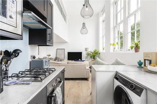 Bright & Modern Converted Schoolhouse - Barking