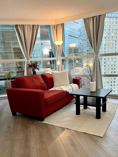 Downtown Mountain And City Views - Vancouver