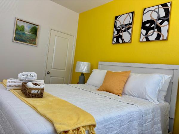 Route 66 Desert Retreat 3 Bedroom Home With Garden - Victorville, CA