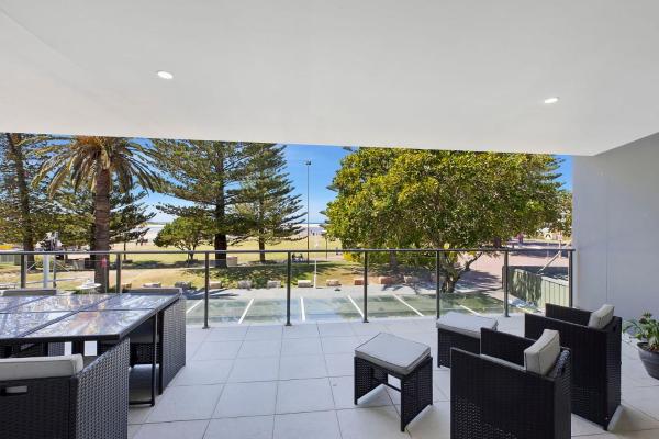 Rooftop Pool King Bed A C Balcony Views - Central Coast