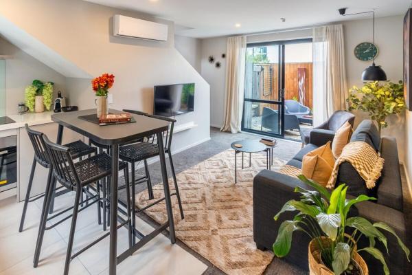 Stadium Base - Sunny Courtyard Living - Lyttelton