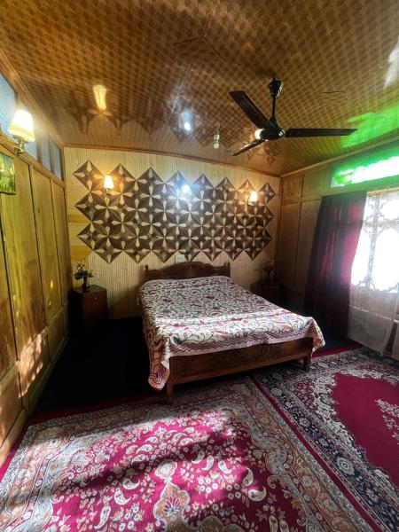 Houseboat Nightingale - Srinagar