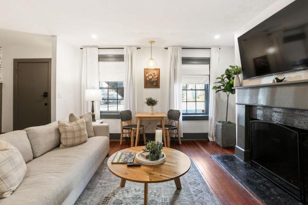 Cozy & Historic Garden Level Downtown Apt - Savannah, GA