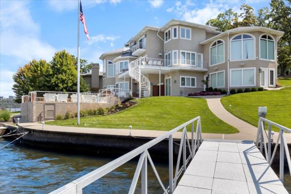 Lakeside Lux Where Every Luxury Awaits - États-Unis