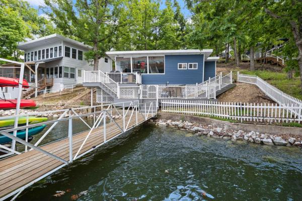 Cozy Lake House With Dock - USA