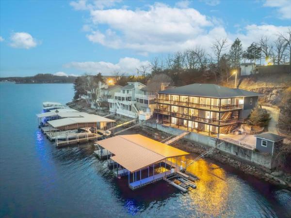 Sleeps 26 Lakefront W/ Private Dock & Dance Floor! - Lake Ozark, MO