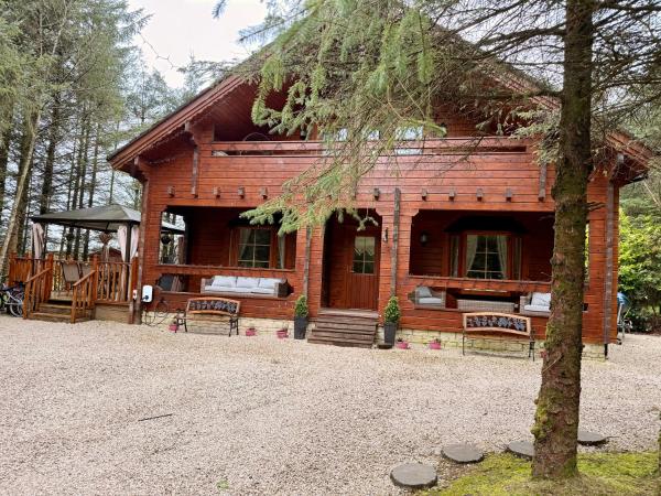 Lakeside Log Cabin 4 Bedrooms Dog-friendly Escape - Fermanagh