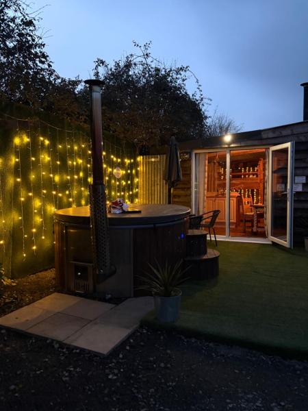 Bridie -Rose Rural Shepherd Hut , Sleeps 4 With Wood Fuel Hot Tub -Mini Safari -On Your Doorstep Small Exotic Animals - Herefordshire
