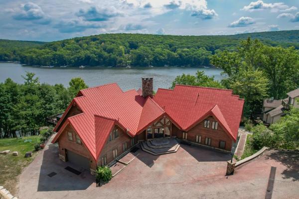 The Iconic Red Roof Lakefront Estate Of Deep Creek Lake - 8br Sleeps 20 - Deep Creek Lake, MD