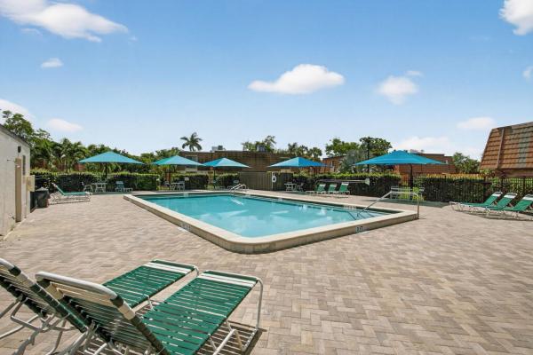 Comfortable Fort Myers Townhome Pool Downtown - Fort Myers, FL