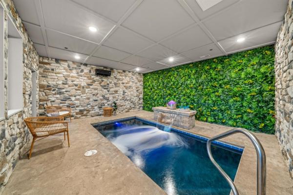 Pigeon Forge Cozy Cabin - Sleeps 14, Indoor Pool, Hottub, Arcade, Pets Welcome - Townsend, TN