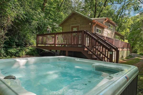 Ryon Tiny Home Cabin City-side Rustic Retreat - Lookout Mountain, TN