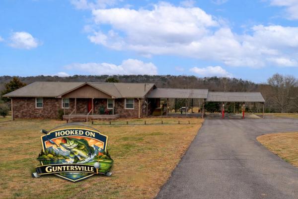 Spacious Fishing Getaway By Lake Guntersville! - Alabama