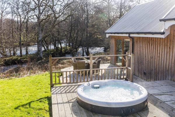 Beautiful River Fronted House With Private Hot Tub - Killin