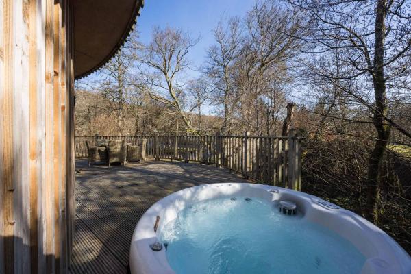The Crannog Circular Riverside Retreat With Hot Tub - Killin