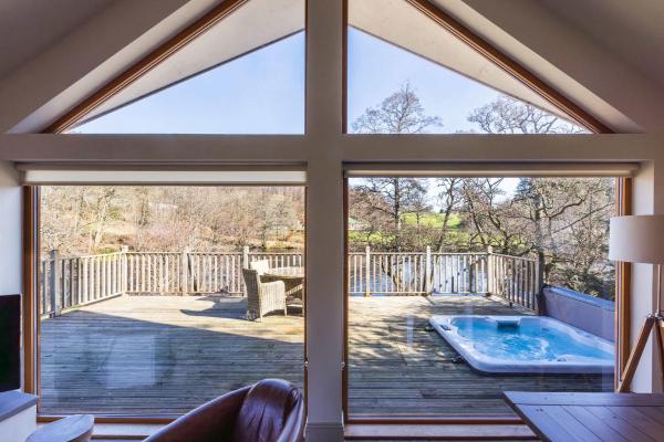 Riverbank- Glass-fronted Riverside Stay -Hot Tub - Killin